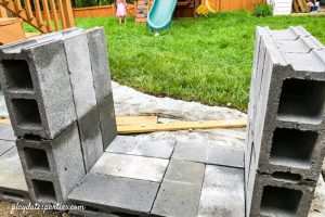 DIY Outdoor Bar with Cinder Blocks and a Pallet