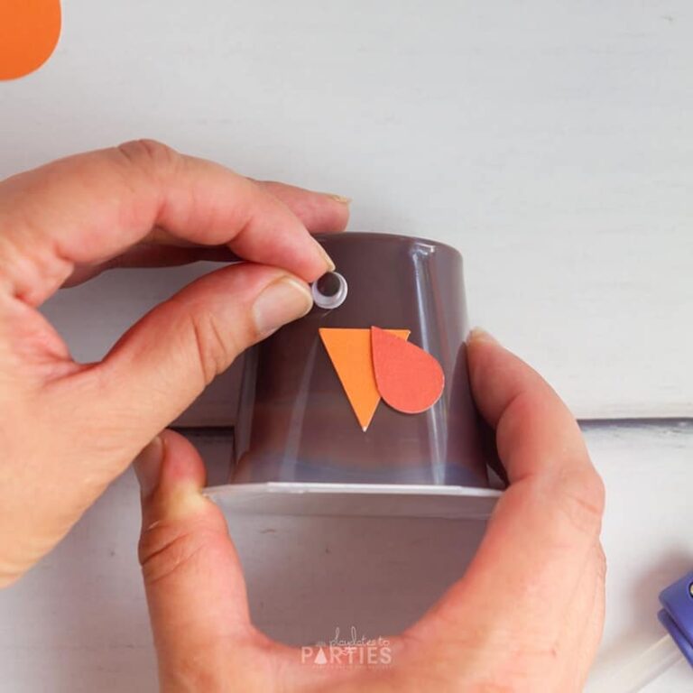 How to Make Easy Thanksgiving Turkey Pudding Cups (free printable)